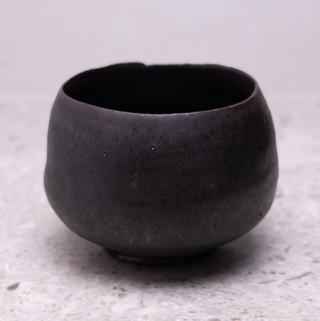 鈴木大弓 黒高麗酒碗 1920 – TENSHUDO｜SAKE × SHUWAN GALLERY